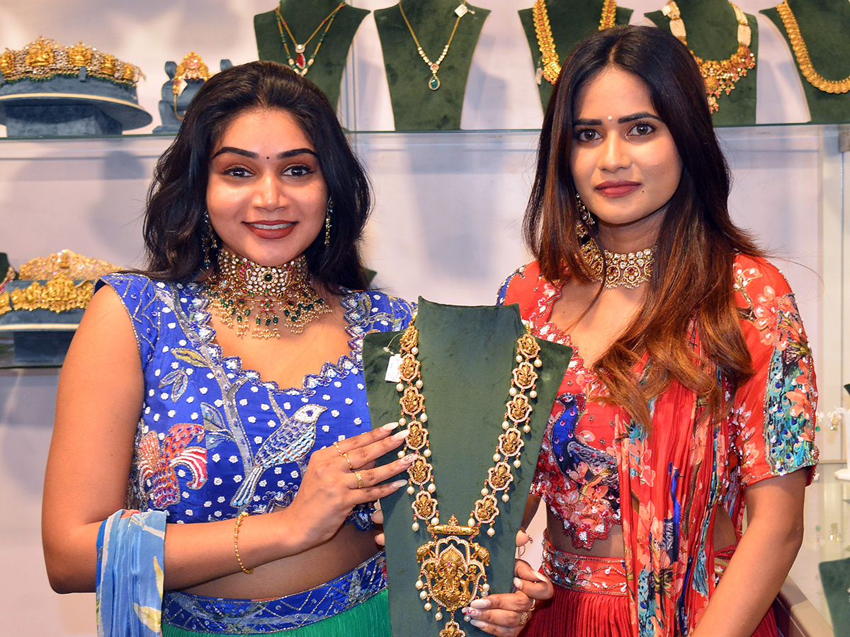 విజయవాడ : హై లైఫ్‌ ఎగ్జిబిషన్‌లో మోడల్స్‌ సందడి (ఫొటోలు) | Beautiful Models At Hi Life ...